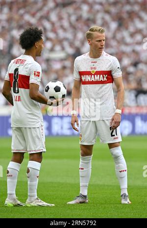 Enzo Millot (VfB Stuttgart, #08) beim Schuhwechsel an der Seitenlinie. Borussia Mönchengladbach ...