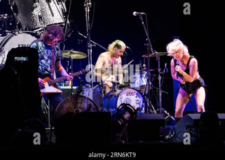 Amyl and the Sniffers – Amy Taylor and Whole Band – On the Mountain ...