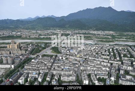 (180512) -- CHENGDU, 12. Mai 2018 -- Combo-Foto zeigt eine Luftaufnahme ...