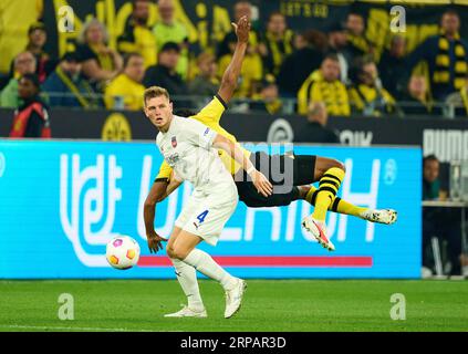 Sebastien Haller, BVB 9 tritt um den Ball an, Tackling, Duell, Kopf ...