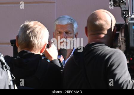 Präsident Petr Pavel besucht Grundschule und Kindergarten in Sadov ...