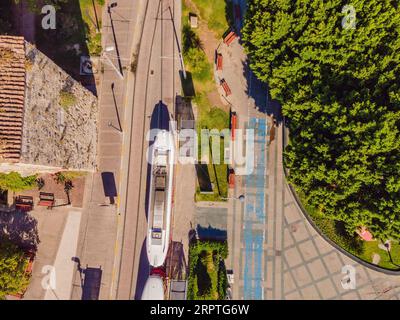 Nostalgische Retro-Straßenbahn im Zentrum von Muratpasa. Die alte Straßenbahn ist eine beliebte ...