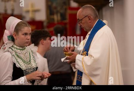 Rosenthal, Deutschland. September 2023. Druschkas, Mädchen im festlichen Sorbenkostüm, tragen ...