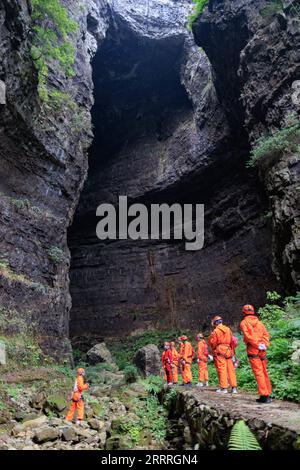 230528 -- GUIYANG, 28. Mai 2023 -- Touristen erkunden eine Karsthöhle ...