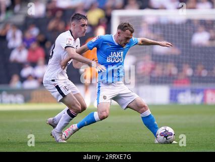 MK Dons Dawson Devoy und Sam Austin (rechts) von Notts County kämpfen ...