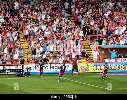 Demetri Mitchell von Exeter City (links) feiert das erste Tor seiner ...