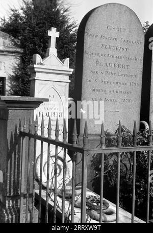 Am Grab von Gustave Flaubert und seiner Familie auf dem Cimetière ...
