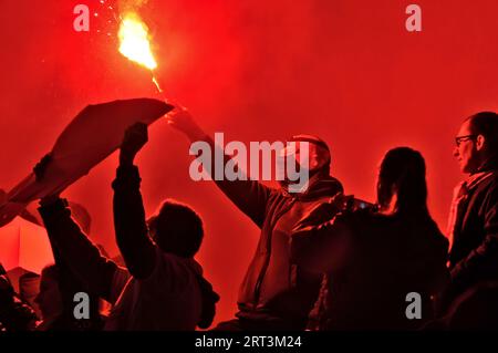 Fußballspiel Slavia Praha - Zbrojovka Brünn. Slavia Hooligans-Fans mit ...
