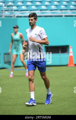 MIAMI-FLORIDA, MÄRZ 14 : Margaret Cardillo und Noah Debonis (Regisseur ...