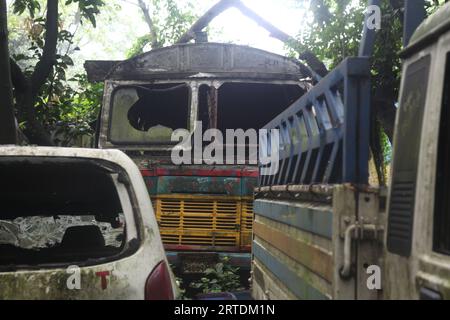 Dhaka, Bangladesch – 12. September 2023: Die beschlagnahmten Fahrzeuge ...