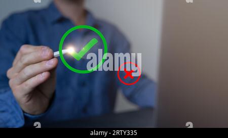 Richtige und falsche Symbole, wobei die Hand des Mannes das richtige ...