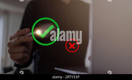 Richtige und falsche Symbole, wobei die Hand des Mannes das richtige ...