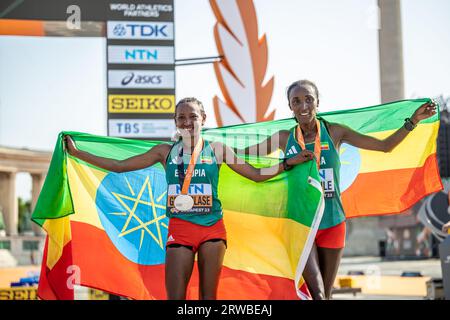 Amane Beriso SHANKULE mit den Medaillen und Flaggen ihrer Länder beim ...