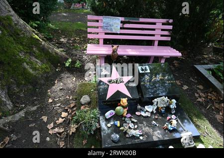 Grab von Schauspieler und Entertainer Dirk Bach am Melatenfriedhof Friedhof, Köln, Nordrhein ...