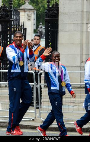 Die Boxer Anthony Joshua und Nicola Adams vom Team GB Olympians ...