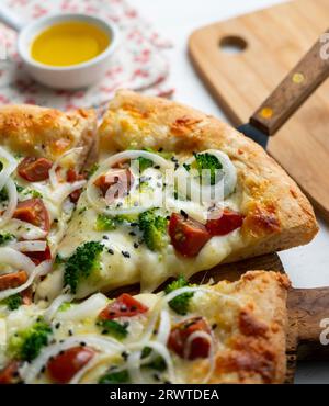 Pizza mit Lachs, Mozzarella, Kirschtomaten, Rucola, Zitrone und ...
