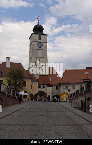 Der Gemeindeturm (Turnul Sfatului), zwischen den 2 Hauptplätzen gelegen, Symbol der Stadt Sibiu ...