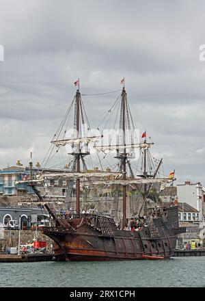 Besucher erkunden die Terrassen des El Galeon, das am Barbican Pontoon in Plymouth liegt. Die ...
