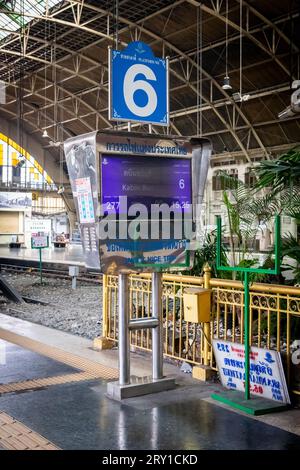 Der Bahnsteig mit klassischer Beschilderung am Bahnhof Hua Lamphong ...