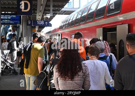 DB Deutsche Bahn, S-Bahn nach München - Leuchtenbergring, S1 am Bahnhof ...