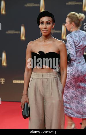 Moderatorin Hadnet Tesfai kommt zur Gala und Verleihung des Deutschen ...