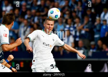 Nico Elvedi (Borussia Mönchengladbach, #30) und Robin Hack (Borussia Mönchengladbach, #25 ...