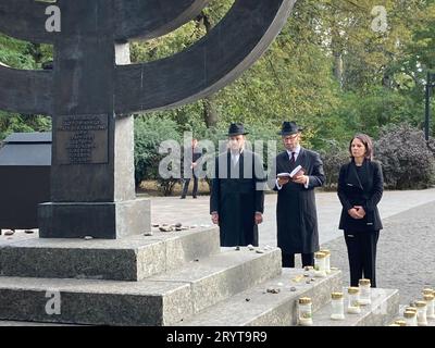Babyn Jar, Ukraine. Oktober 2023. Rabbi Levi Matusof (l-r) und Rabbi ...