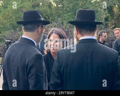 Babyn Jar, Ukraine. Oktober 2023. Rabbi Levi Matusof (l-r) und Rabbi ...