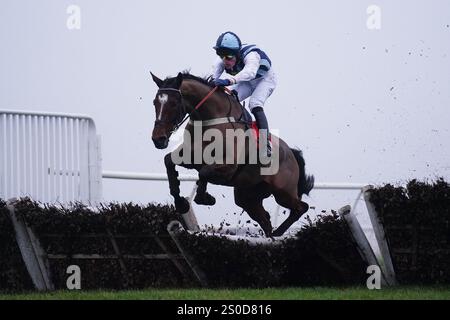 Big Boy Bobby, geritten von Phillip Armson, nimmt an der Handicap-Hürde ...