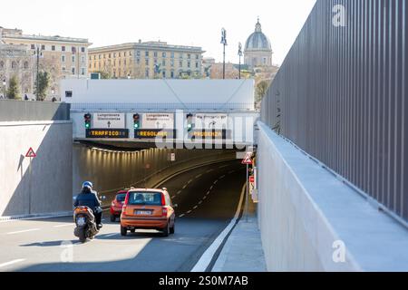 Der Verkehr verschwindet in der neuen Erweiterung des Tunnels, der ...