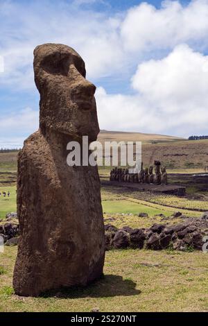 Ein einzelner Moai steht am Eingang zu Ahu Tongariki, dem größten Monument der Osterinsel mit 15 ...