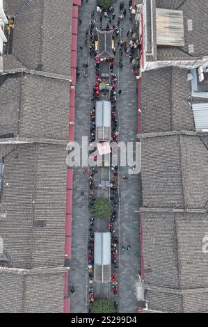 HANGZHOU, CHINA - 7. JANUAR 2025 - Bürger und Touristen stehen an, um ...