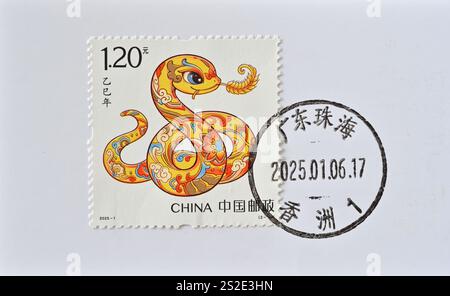 CHINA - CIRCA 2025: Eine in China gedruckte Briefmarke zeigt 2025-1 Yi Si Year (Jahr der ...