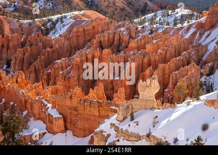 Hoodoos, dünne Sandsteinsäulen und feine Sedimentgesteine, die durch ...