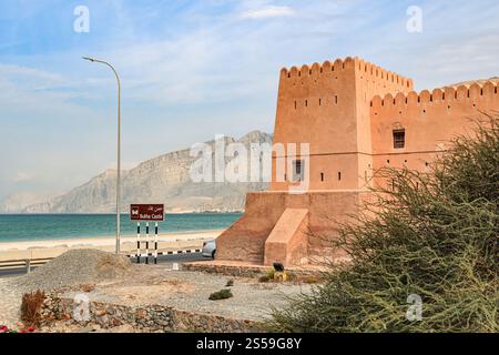 Bukha, Oman - 1. Januar 2025: Das historische Fort Bukha steht ...