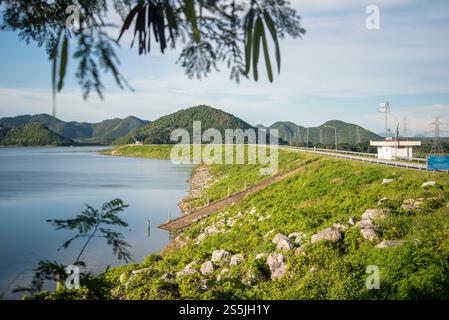 Landschaft und Natur am Pran Buri Dam oder Mae Nam Pran Buri in der ...