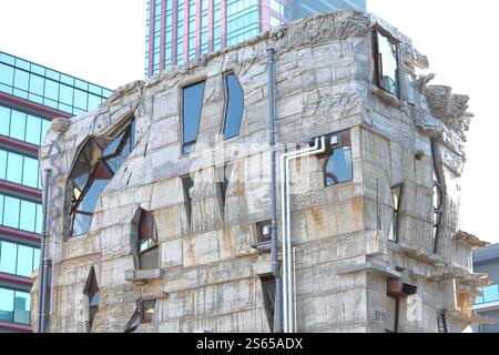 Ein Bild zeigt das Arimaston-Gebäude, das vom Architekten Keisuke Oka ...