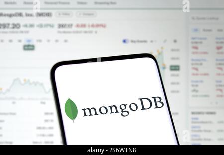 Das mongo DB-Logo wird auf dem Smartphone angezeigt. MongoDB ist ein quellenverfügbares ...