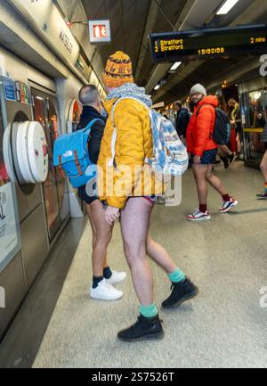 Teilnahme am No Trousers Tube Ride, dem jährlichen No Trousers Tube ...