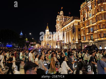 (250121) -- PEKING, 21. Januar 2025 (Xinhua) -- Touristen machen Fotos an einer Schneeskulptur ...