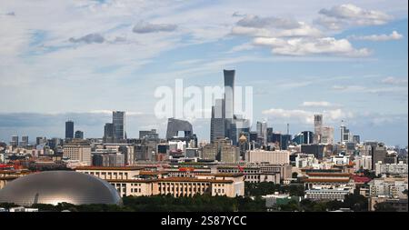 (250121) -- PEKING, 21. Januar 2025 (Xinhua) -- Touristen machen Fotos an einer Schneeskulptur ...