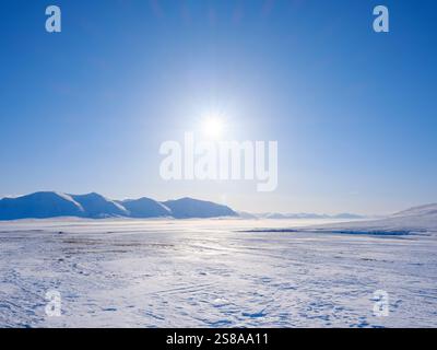 Blick in Richtung Van Mijenfjord. Tal Reindalen im Winter, Van ...