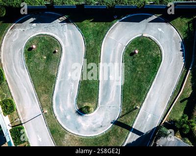 Die Luftaufnahme zeigt eine Rennstrecke mit mehreren scharfen Kurven ...