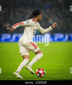 ROTTERDAM - (l-r) Michael Olise von Bayern München, Thomas Beelen von ...