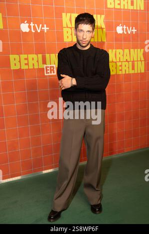 Fotoruf zur Apple-Serie KRANK Berlin Haley Louise-Jones Liebes Kind ...