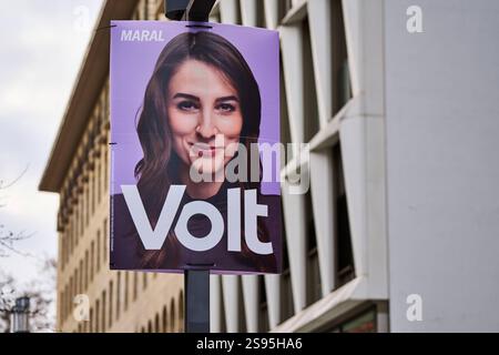 Maral Koohestanian (Volt), Wahlplakat zur Bundestagswahl 2025, 1. Februar 2025, Berlin / Maral ...