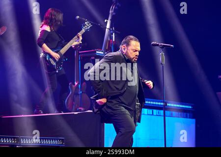 Alexandra Merl und Marian Gold von Alphaville live bei einem Konzert ...