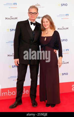 Götz Otto mit Ehefrau Sabine Otto beim 49. Deutsche Filmball 2025 im ...
