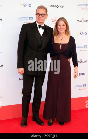 Götz Otto mit Ehefrau Sabine Otto beim 49. Deutsche Filmball 2025 im ...