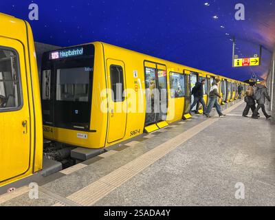 U-Bahn Zug der Berliner Verkehrsbetriebe BVG. Station Museumsinsel, U-5 Ziel Hauptbahnhof. DEU ...
